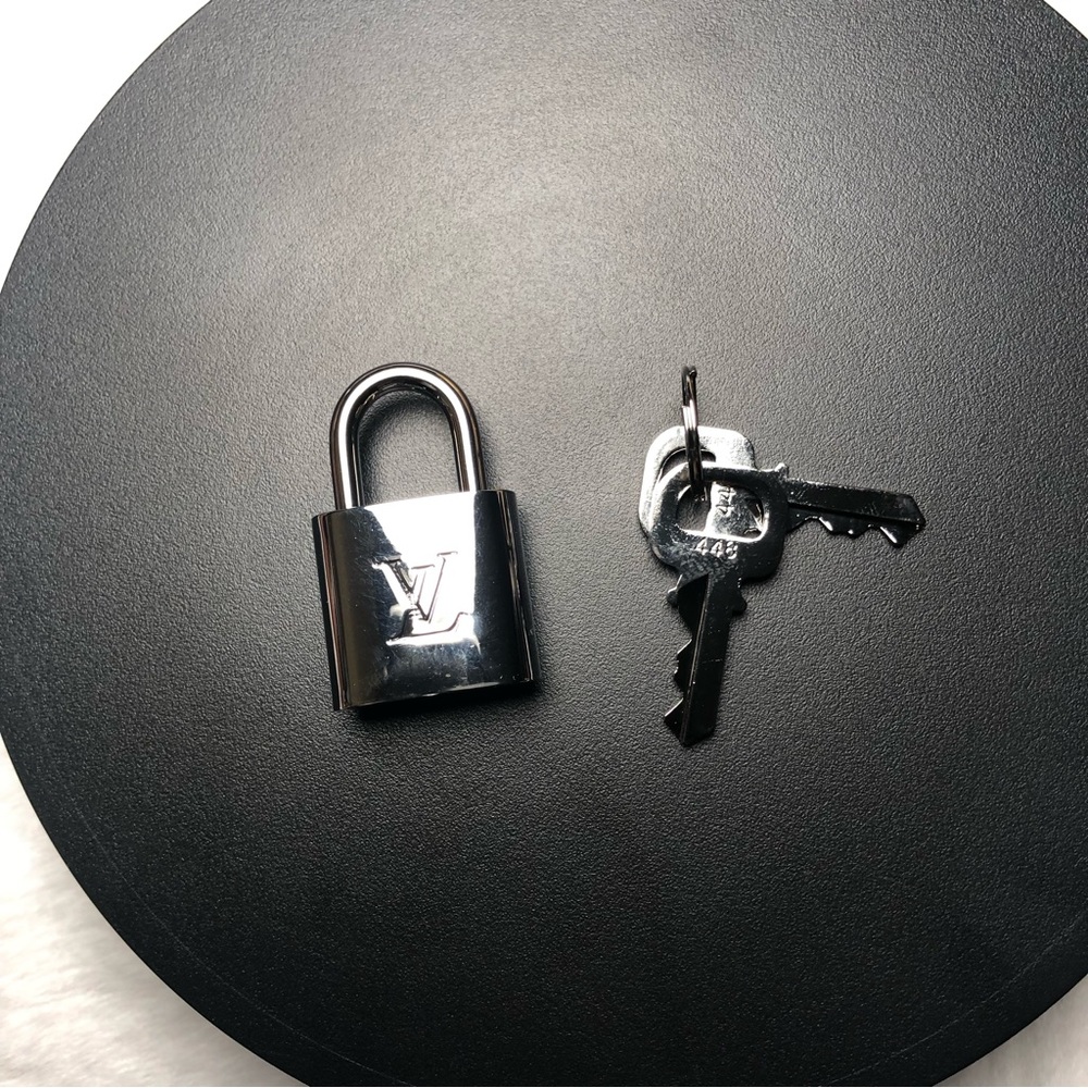 Louis Vuitton Authentic Silver Lock & 2 Keys #448 (Ne… - Gem